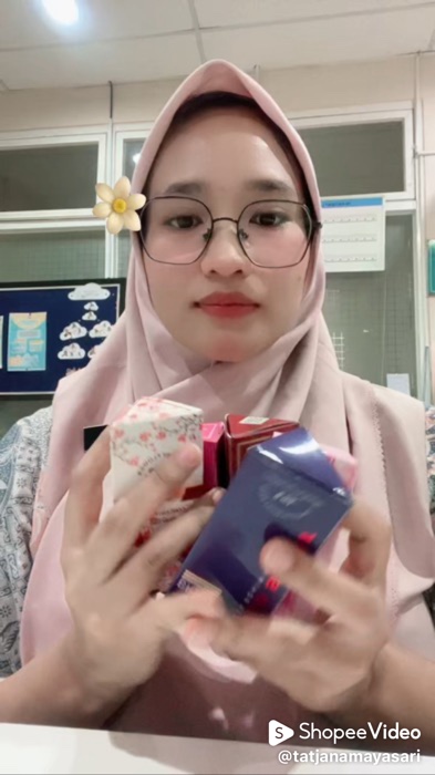 Parfum roll on simple dan wanginya awet banget loh 😍😍😍 cek keranjang ...